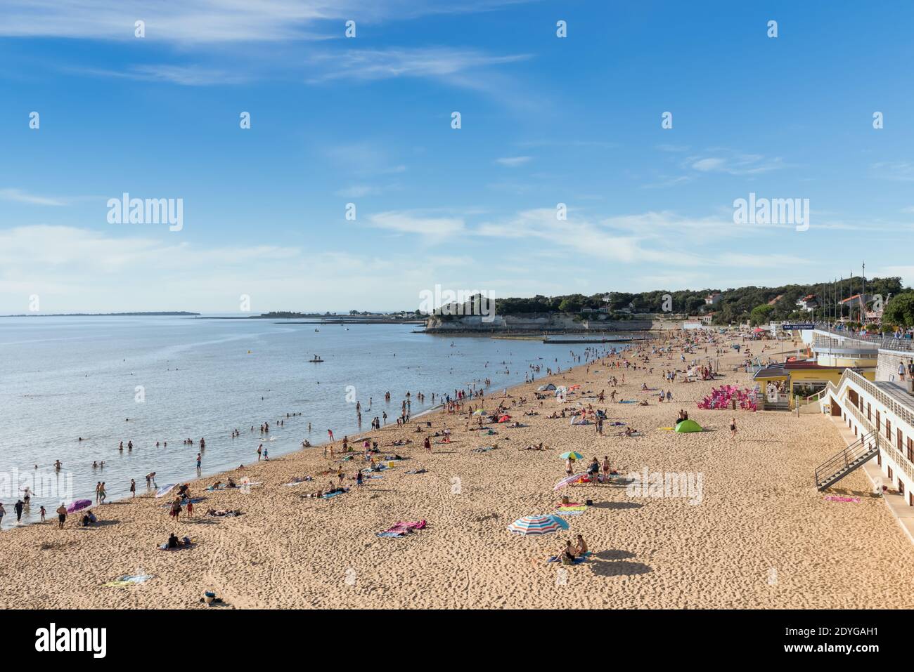 Fouras, France - 08-23-2019: Fin d'un après-midi d'été sur la plage ...