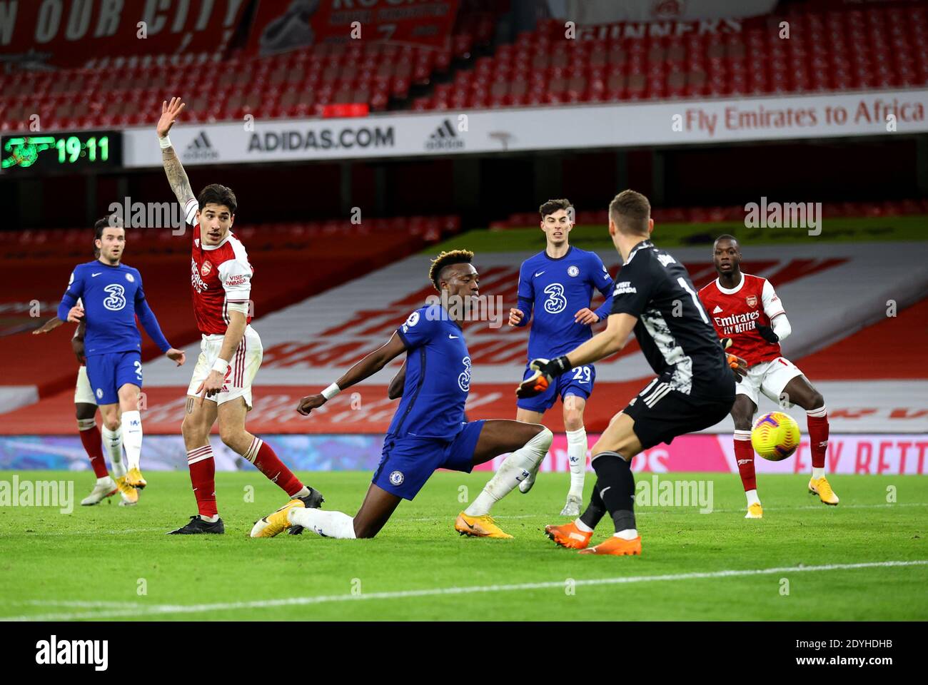 Tammy Abraham de Chelsea (au centre) marque le premier but de son côté ...