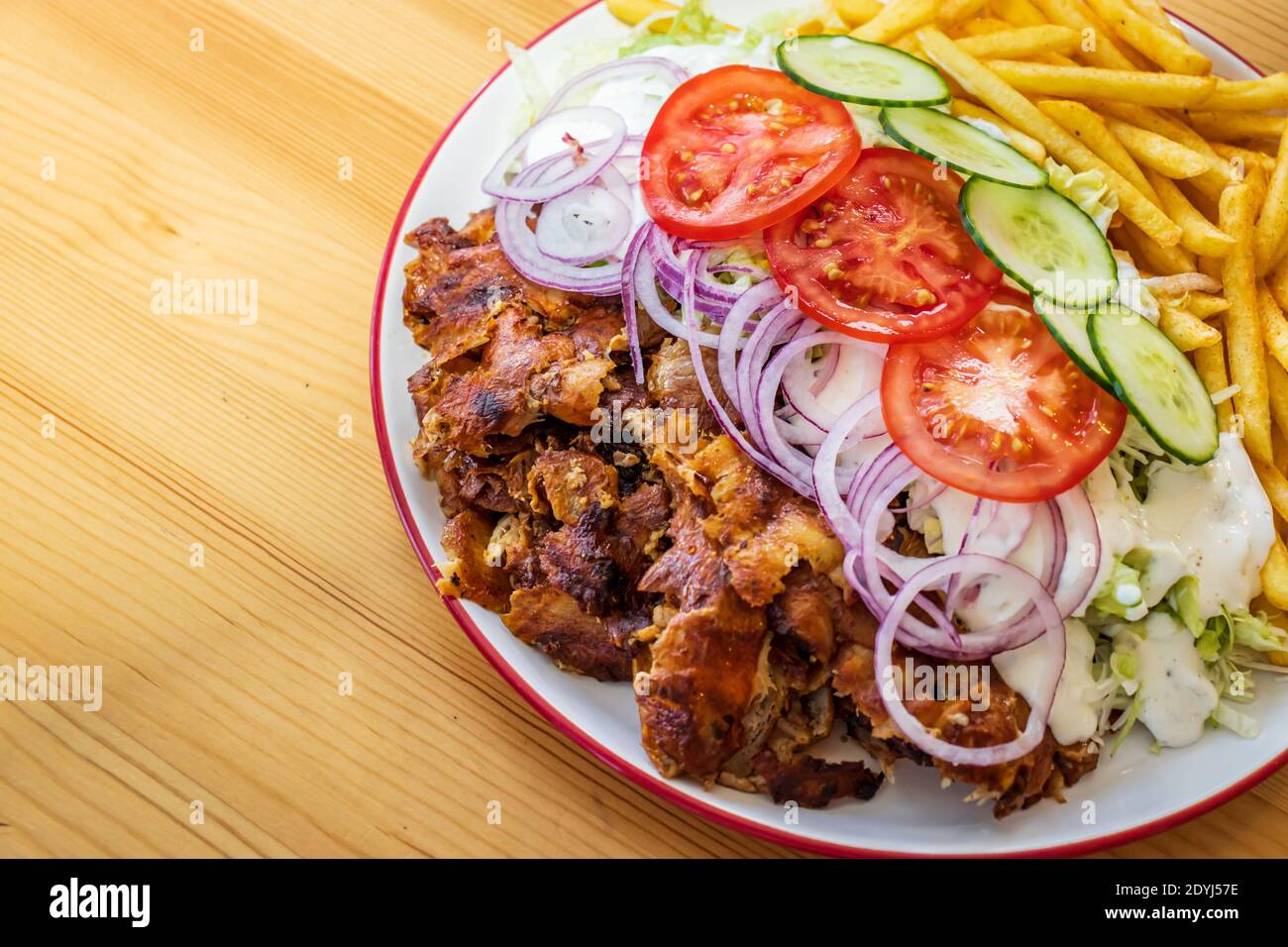 Faire don de kebab ou de gyros sur une assiette avec des frites Photo ...