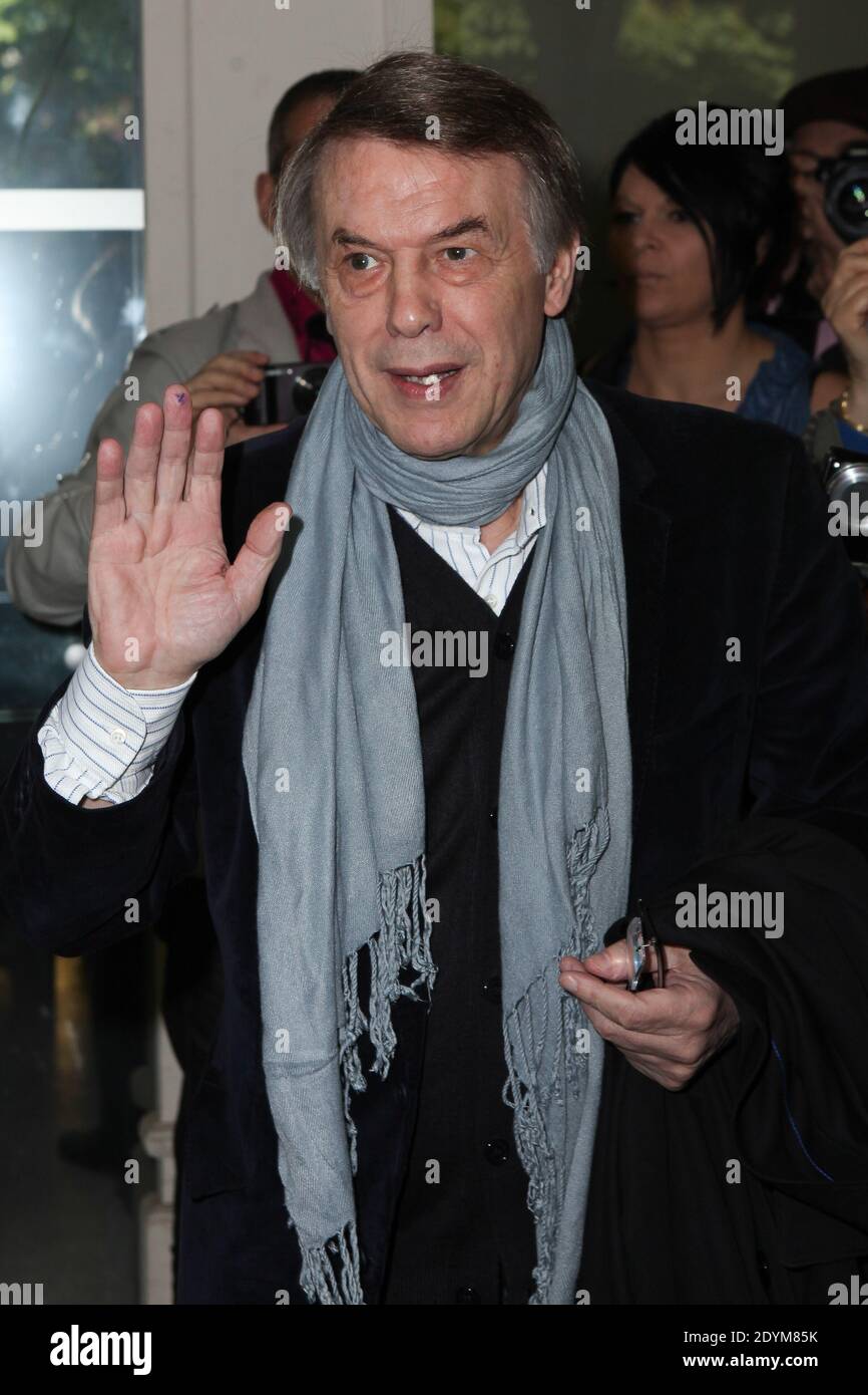 Salvatore Adamo arrive à l'enregistrement du spectacle de télévision de vivre Dimanche qui s'est ...