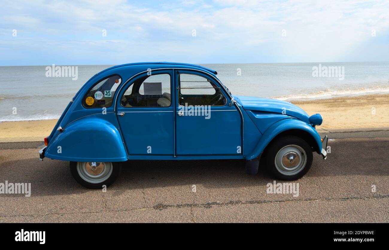 Citroen bleu 2cv Banque de photographies et d’images à haute résolution ...