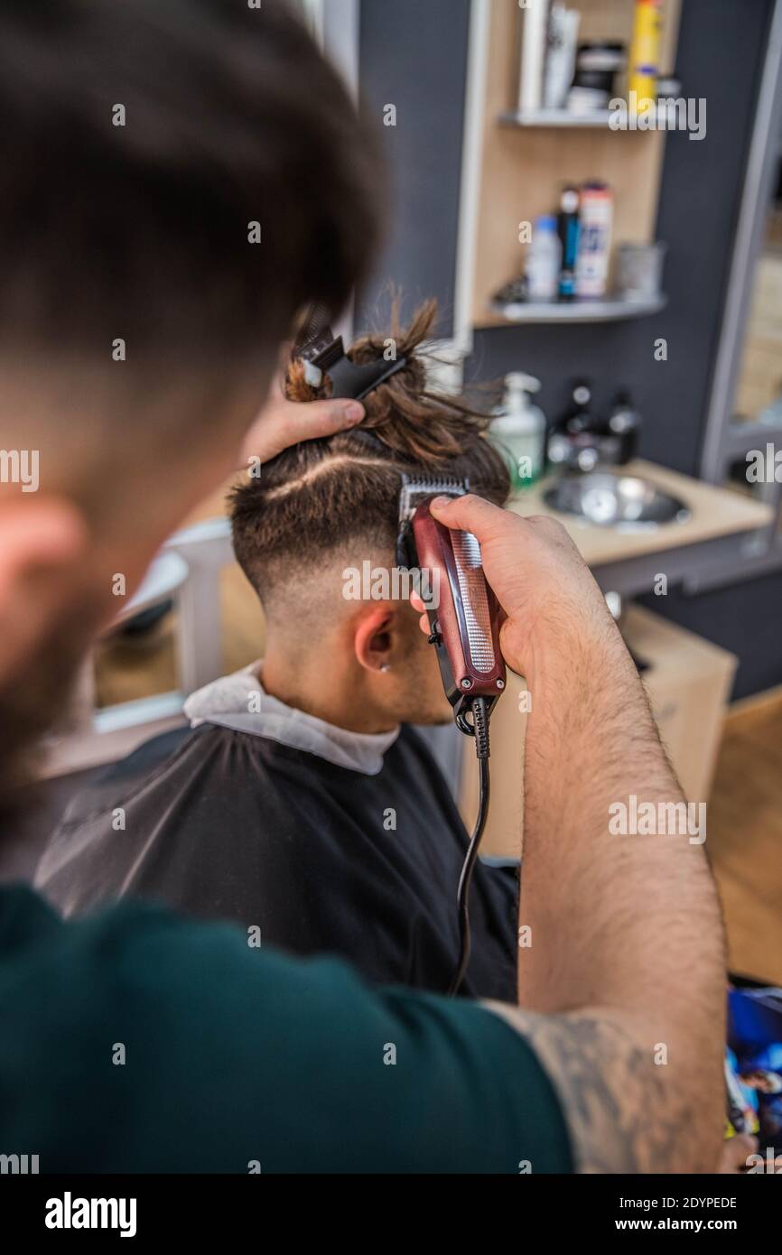 Barber cutting hair Banque de photographies et d’images à haute ...