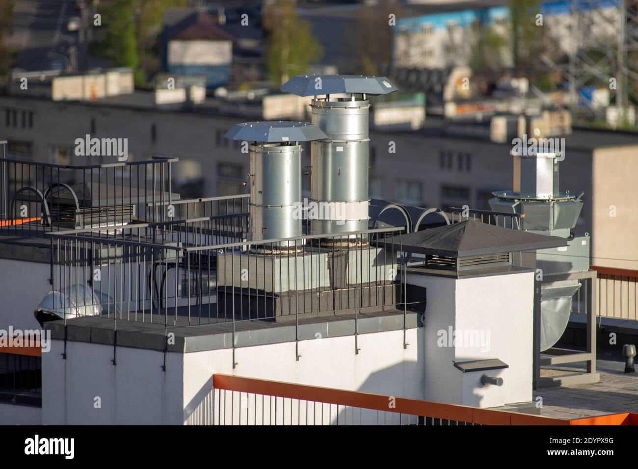 tuyaux de ventilation sur le toit d'un bâtiment haut vue en angle Photo ...