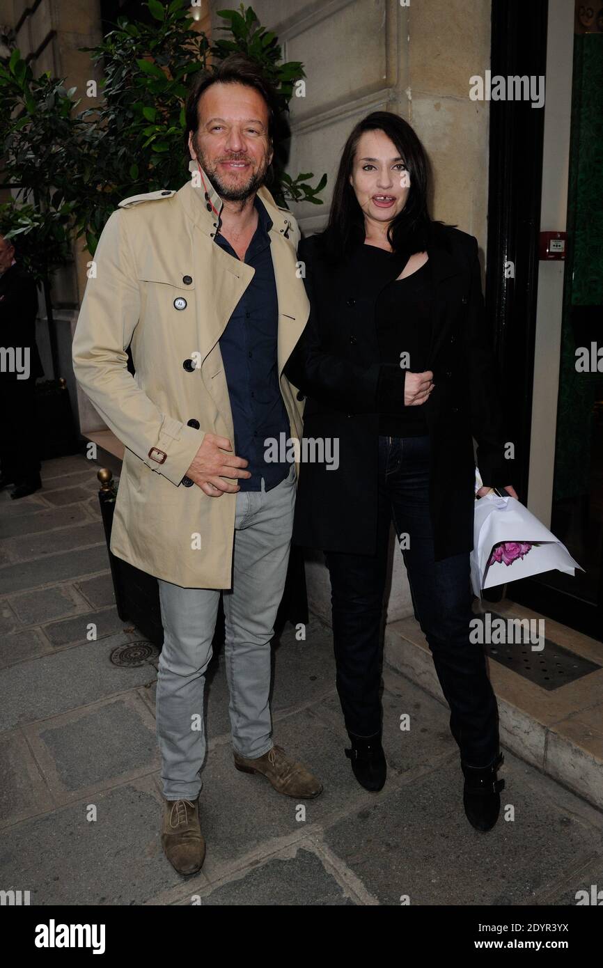 Samuel LeBihan et Beatrice Dalle assistent à l'ouverture du magasin ...