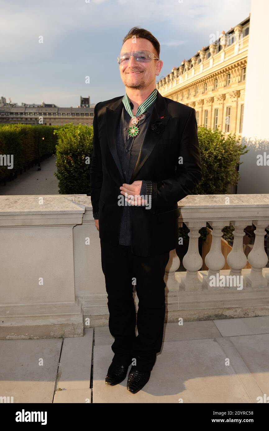 Bono pose pour des photos après avoir été fait 'Commandeur de l'ordre ...