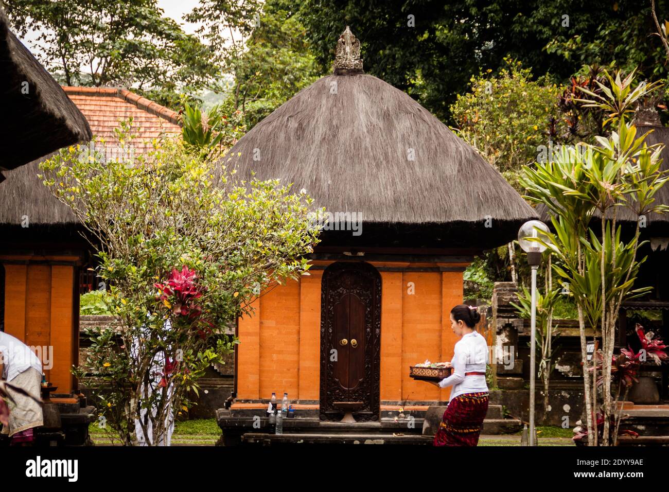 Offrandes temple temple balinaise femme Banque de photographies et d ...