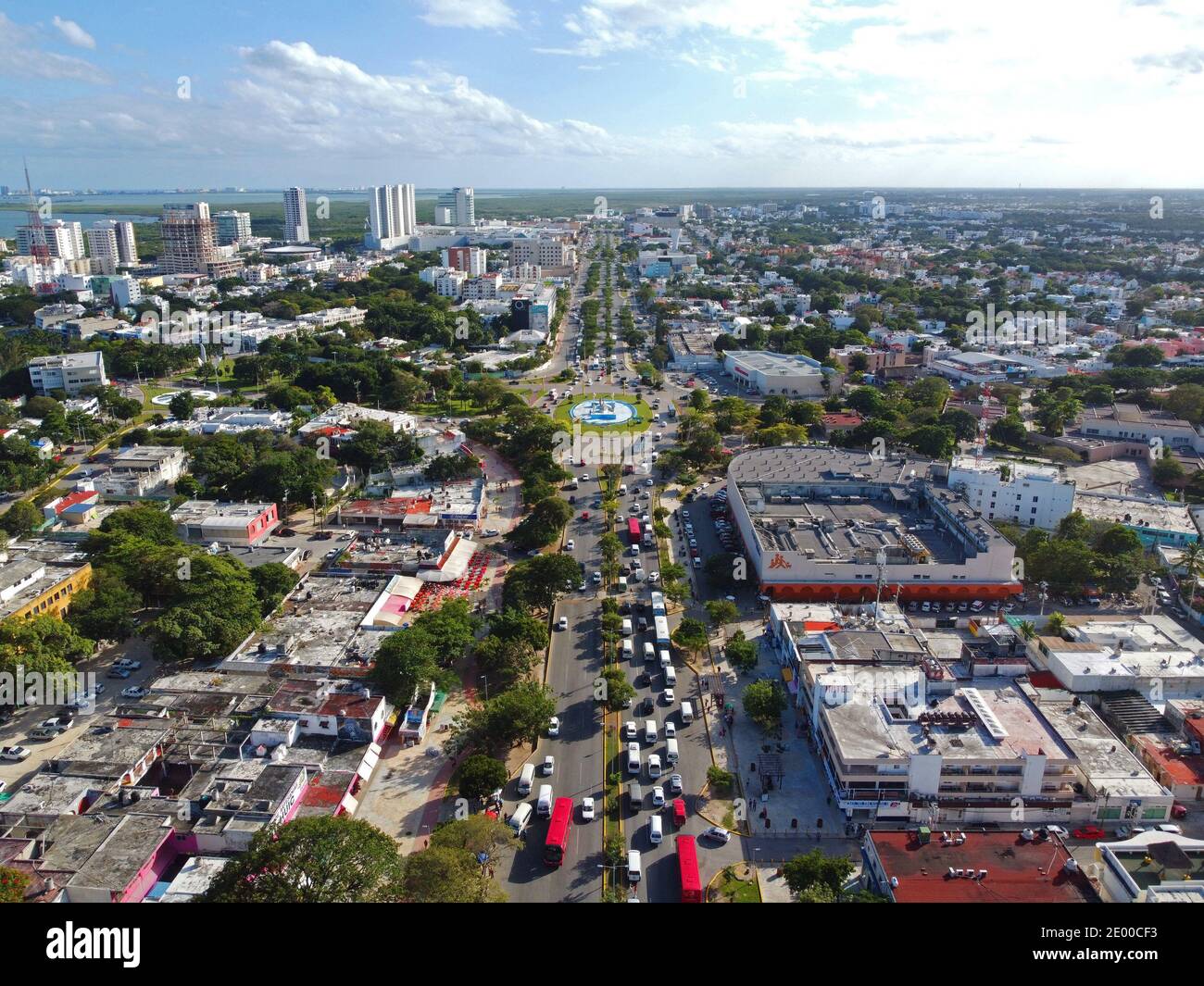 Avenida Tulum Avenue vue aérienne dans le centre-ville de Cancun ...