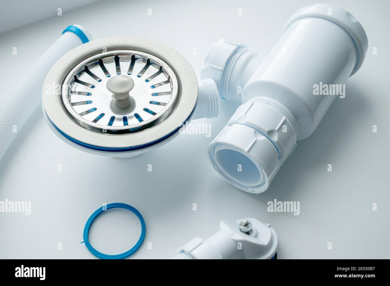 le nouveau siphon d'évier de cuisine est prêt à remplacer l'ancien sur ...