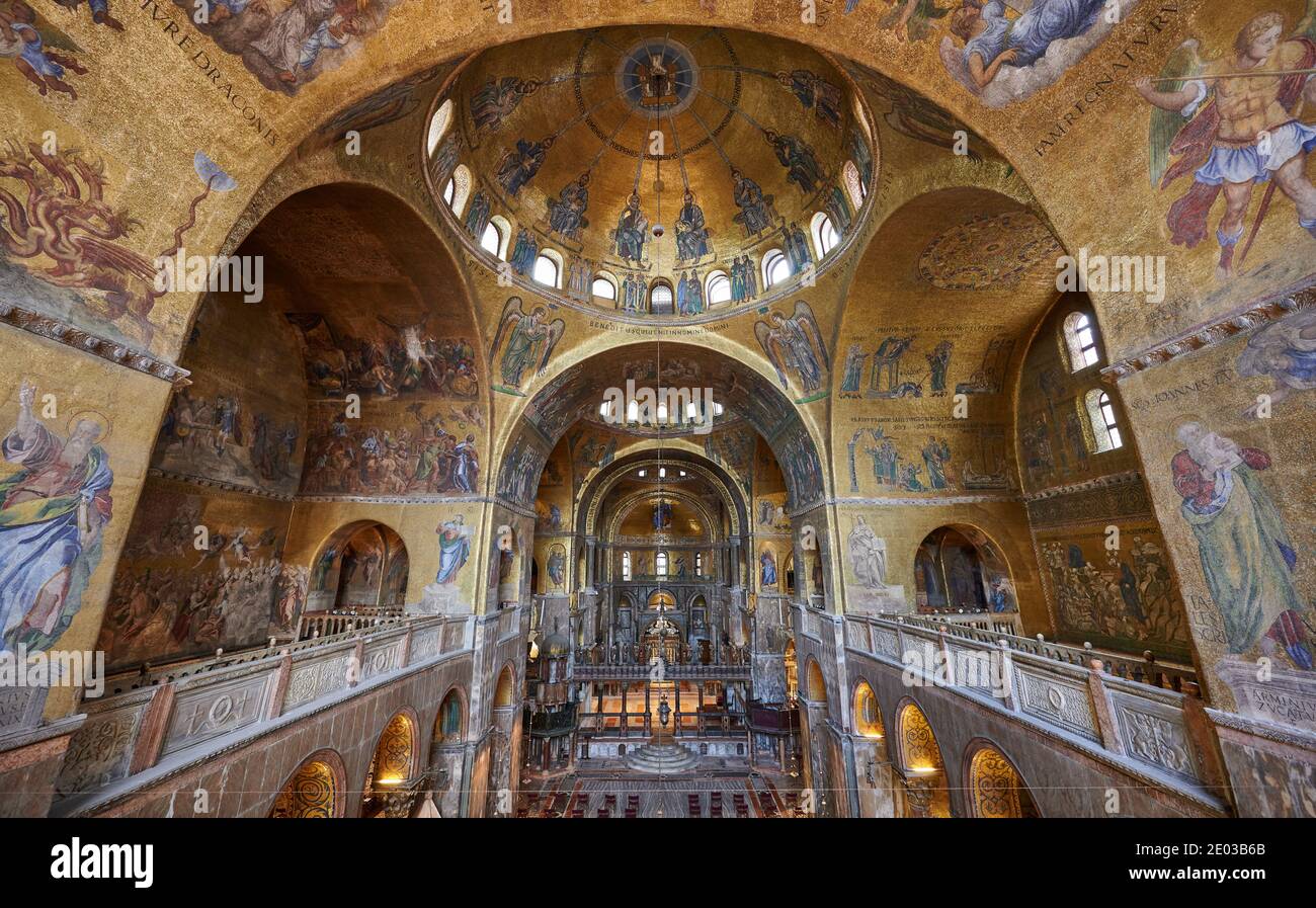 Des mosaïques dorées étonnantes à l'intérieur de la basilique Saint ...