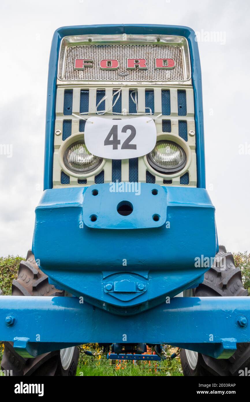 Un tracteur Ford 4000 bleu antique lors d'un rallye de tracteurs d'époque Dans le nord-est de l ...