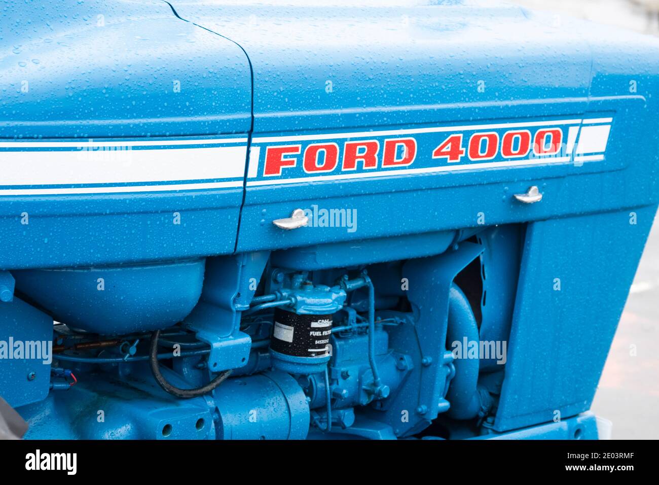 Un tracteur Ford 4000 bleu antique lors d'un rallye de tracteurs d'époque Dans le nord-est de l ...