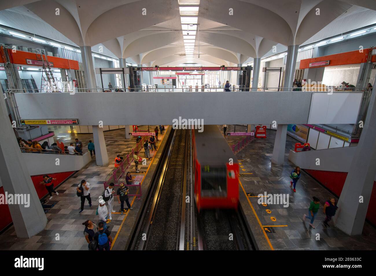 Métro de Mexico ligne 1 à la station Candelaria au centre historique de ...