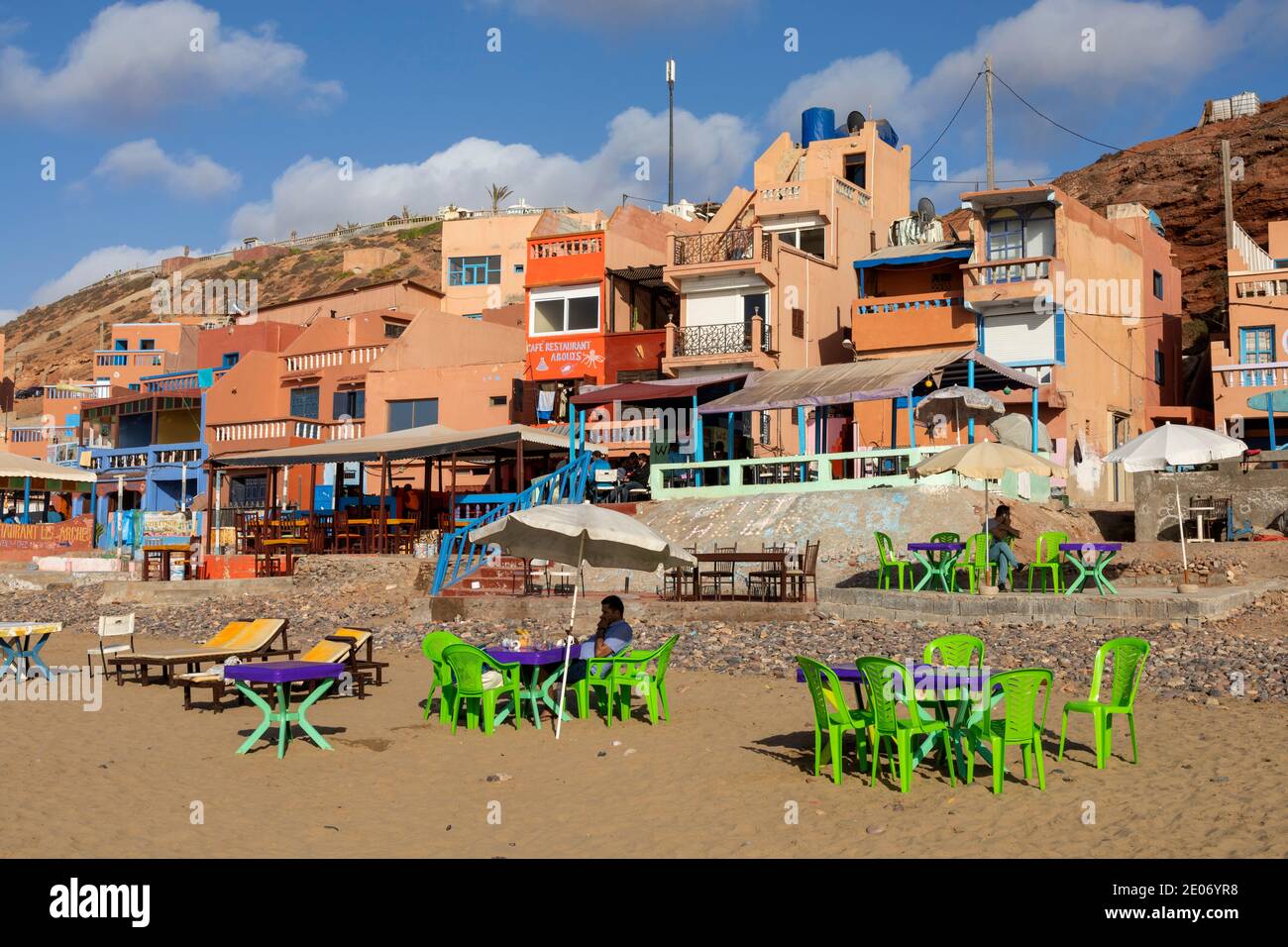 Mirleft, Maroc. 1er mars 2020. La plage de la station balnéaire de ...