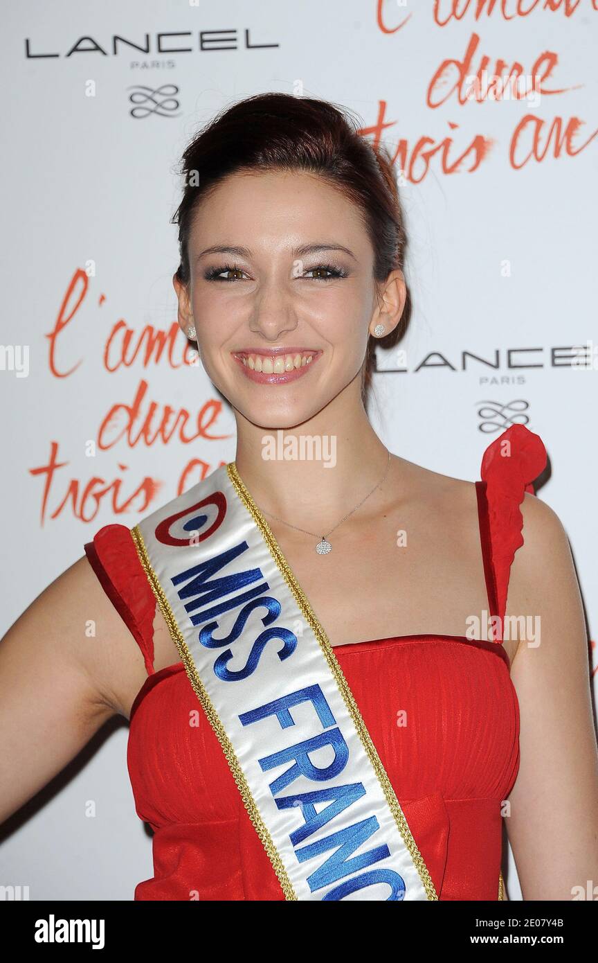 Miss France 2012 Delphine Wespiser assister à la première du film 'l ...