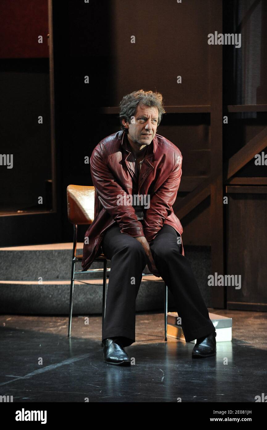 Vincent Winterhalter exécutant la pièce 'Impatico' au Théâtre Marigny à ...