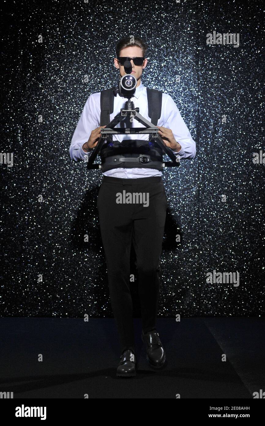 Un modèle présente une création conçue par Nicola Formichetti pour la ...