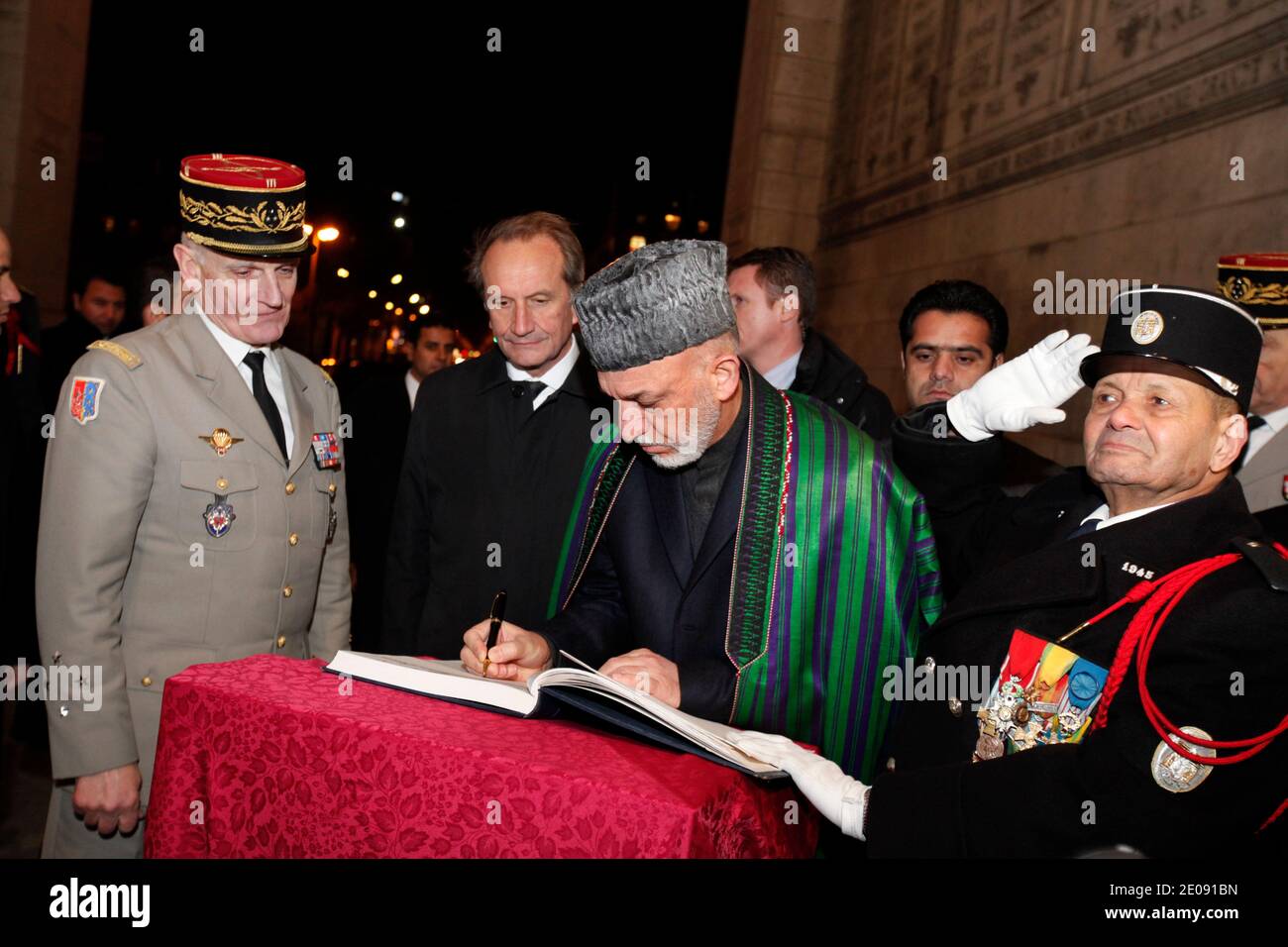 Le général français Bruno Dary, le ministre français de la Défense ...