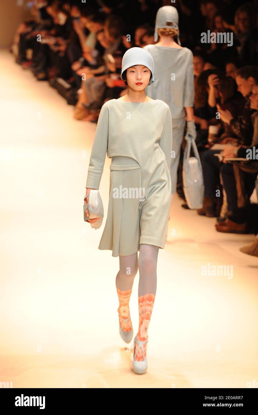 Un modèle présente une création des designers Mark Eley et Wakako ...