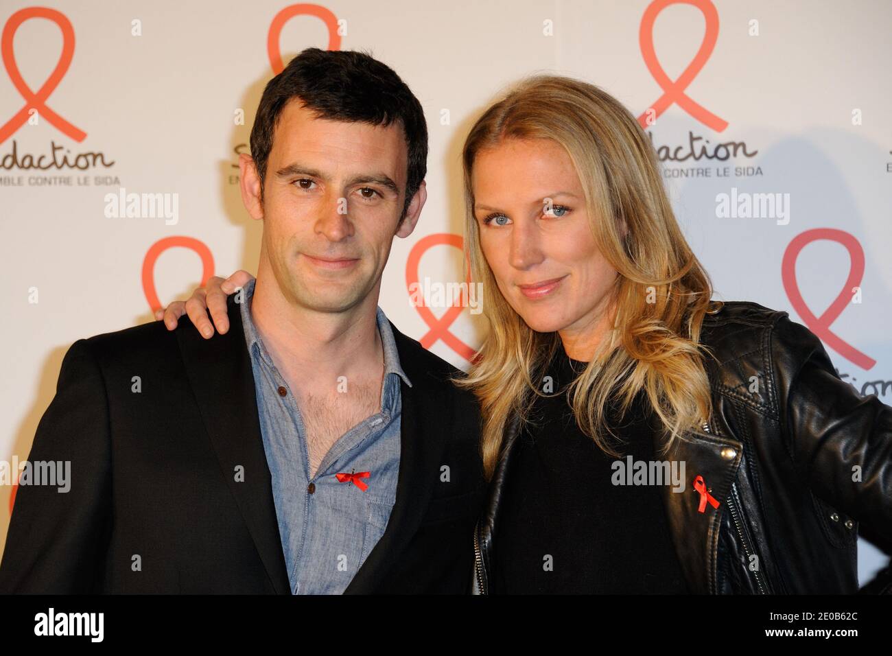 Vincent Chatelain et Agathe Lecaron posant à un photocall pour la fête de lancement du 2012 ...