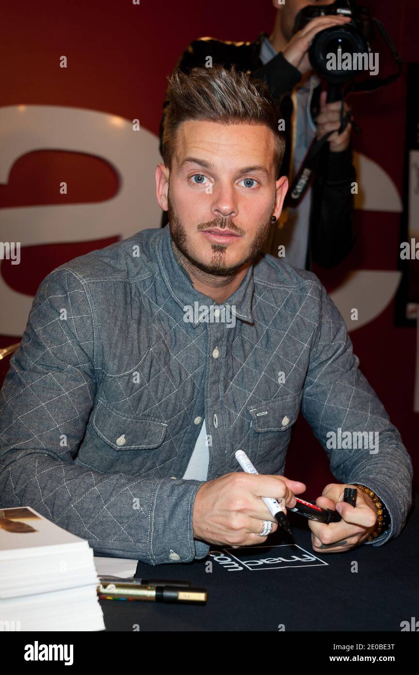 Matt Pokora signe des copies de son nouvel album "A la recherche du ...