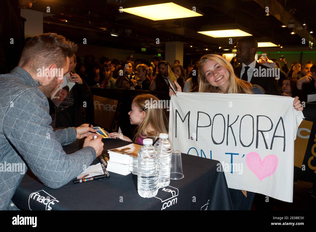 Matt Pokora signe des copies de son nouvel album "A la recherche du ...