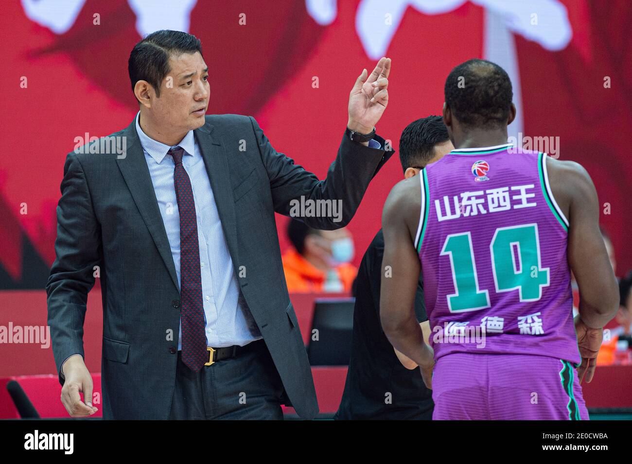 Zhuji, province chinoise de Zhejiang. 31 décembre 2020. Gong Xiaobin (L), entraîneur en chef de ...