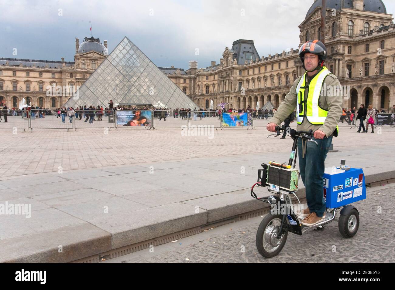 Le Français Pierre Lefranc conduit le scooter à hydrogène Bekane H2 qu ...