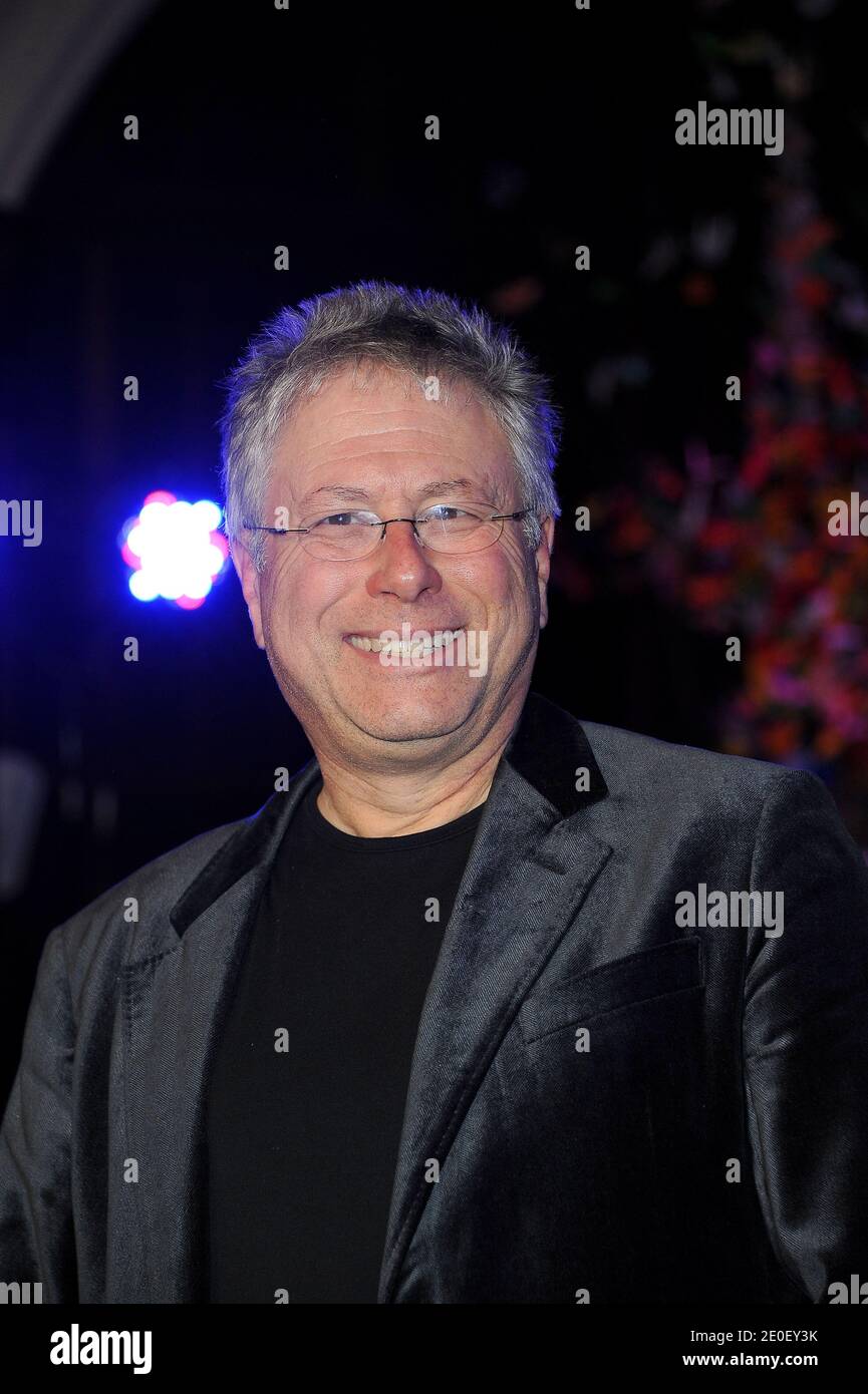 Alan Menken pose pour les photographes après la vitrine de la comédie ...