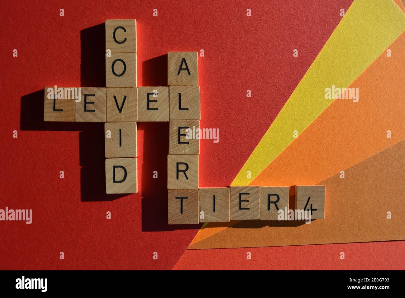 Covid, Alert, Level, Tier 4, mots en lettres de l'alphabet en bois en ...