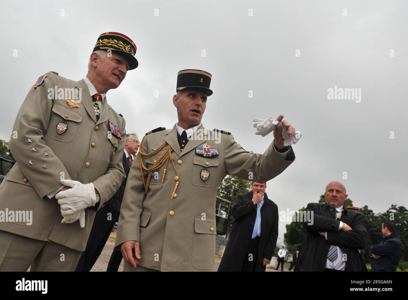 Le général Benoit Puga et le général Bruno Dary participent à une ...