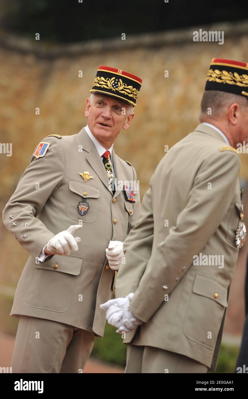 Le général Bruno Dary participe à une cérémonie au Mont-Valerien à ...