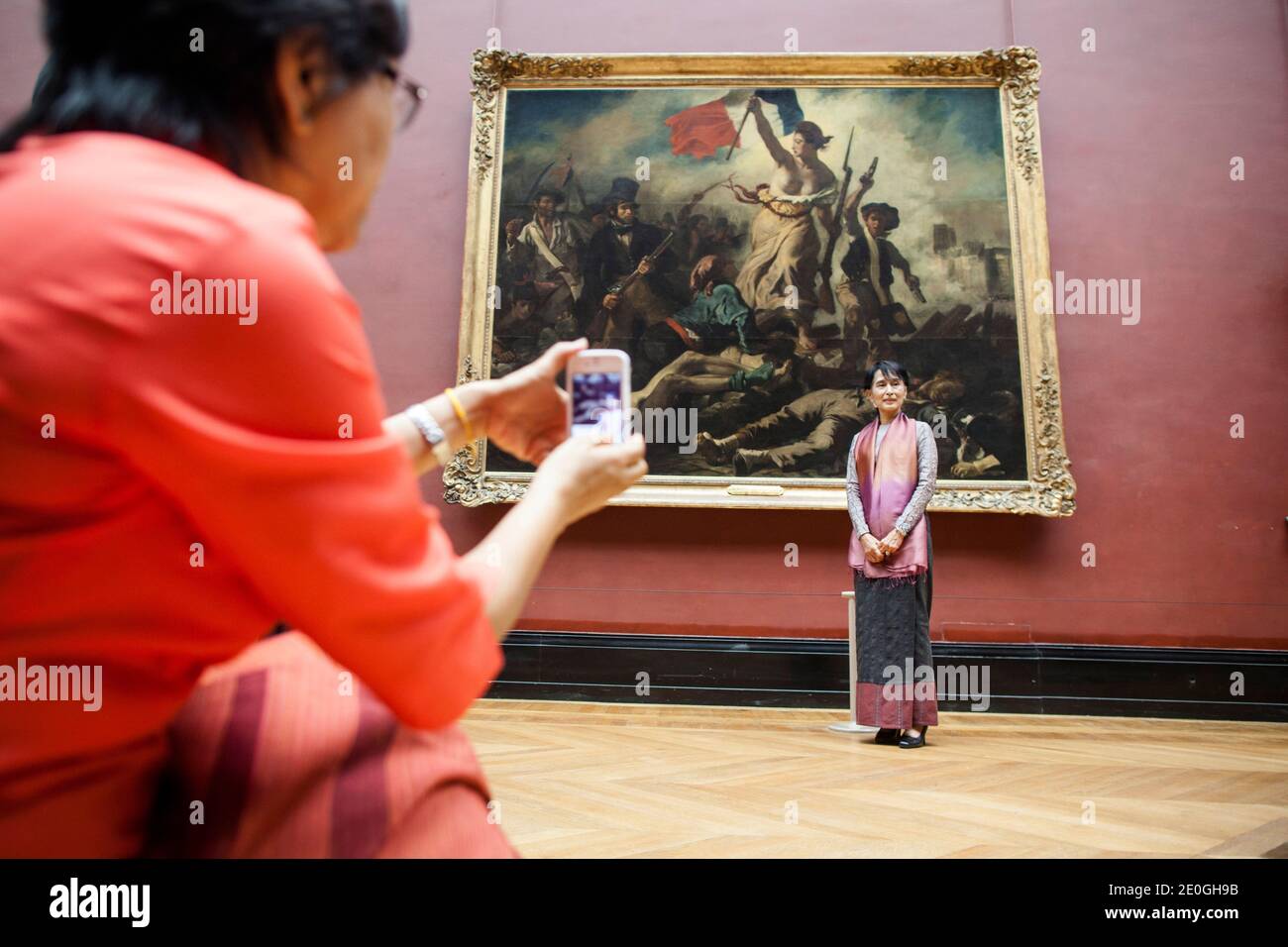 Aung San Suu Kyi, leader pro-démocratique du Myanmar, pose à Phyu Phyu Thin en face du tableau ...