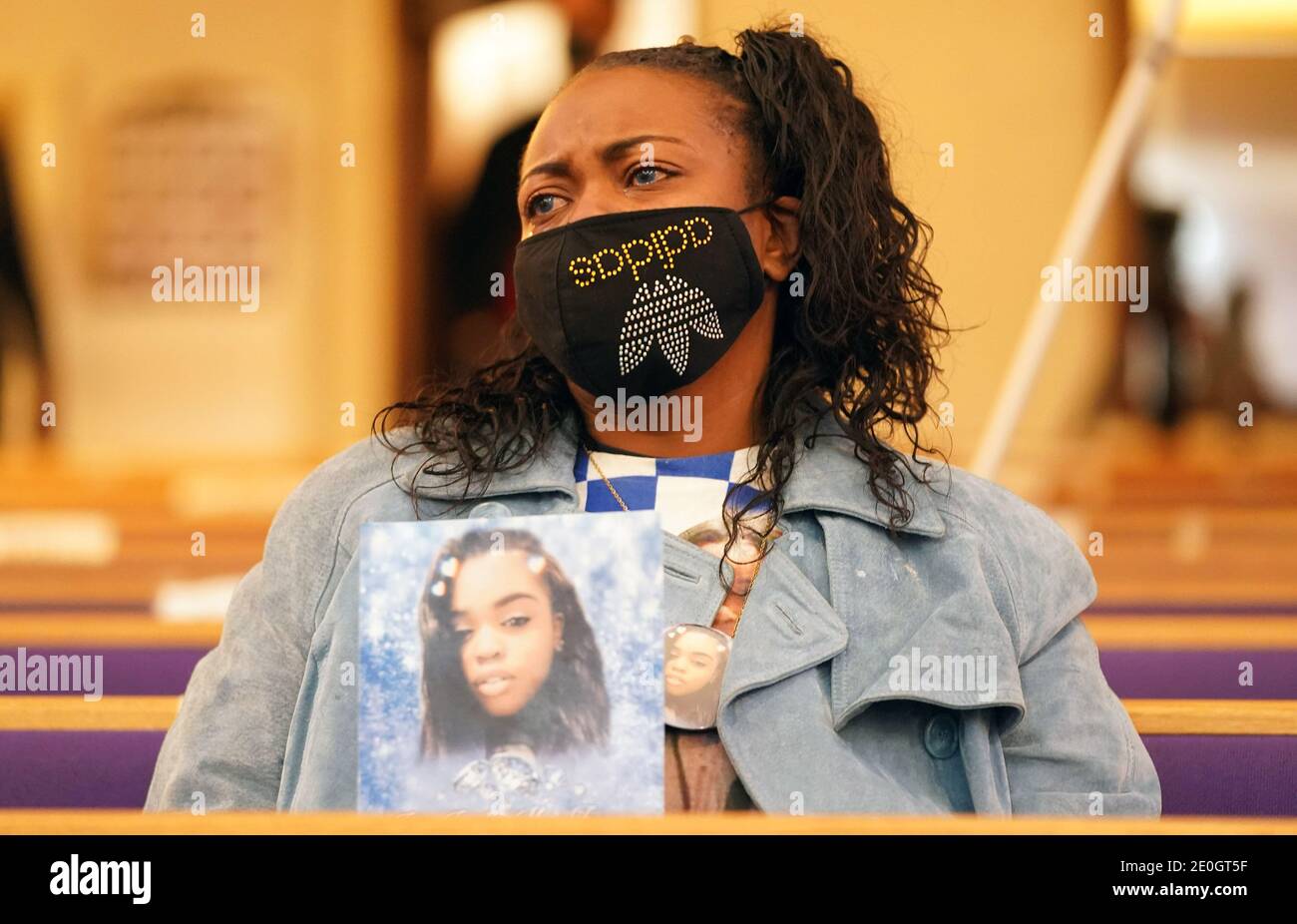 St. Louis, États-Unis. 31 décembre 2020. Lataisha Jones-Lewis tient une ...