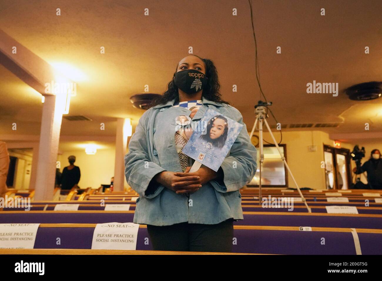 St. Louis, États-Unis. 31 décembre 2020. Lataisha Jones-Lewis tient une ...