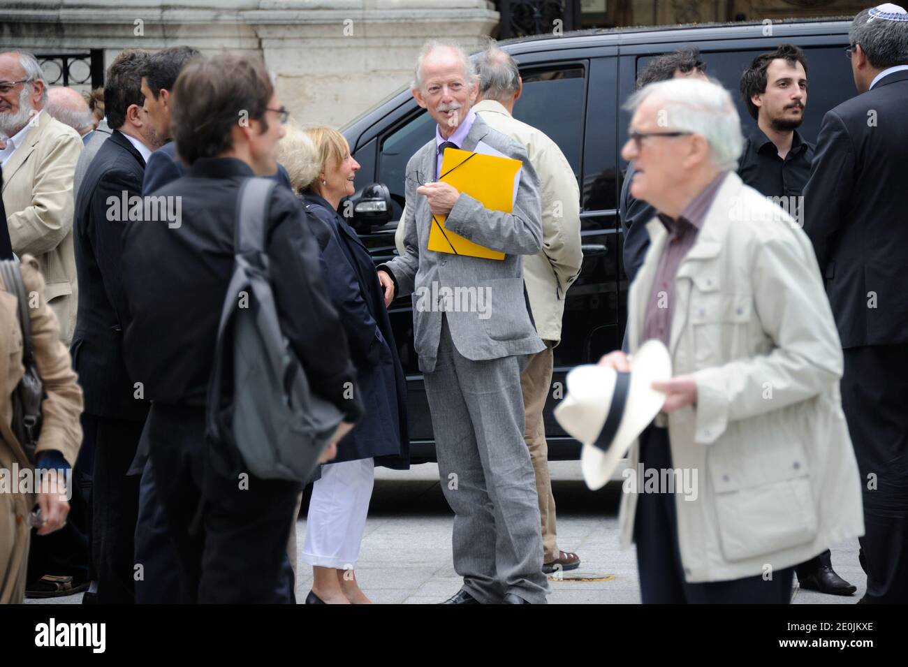 Frédéric Chevit assiste à la cérémonie funéraire de son père, l'acteur ...