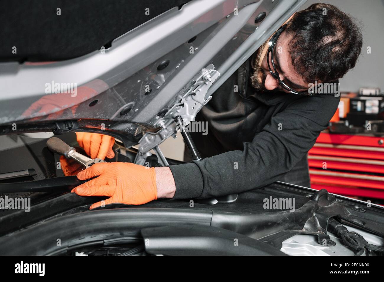 Réparer le moteur de la voiture Banque de photographies et d’images à ...