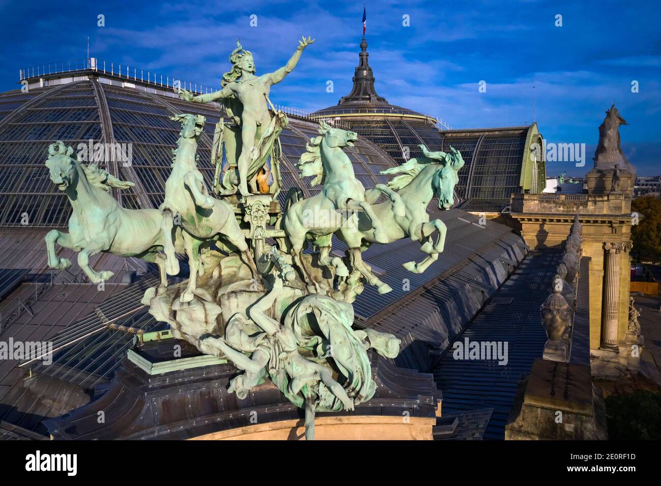 France, Paris, Grand Palais, sculpture de l'harmonie dominant la ...