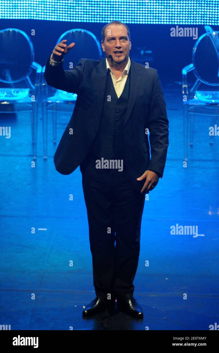 EXCLUSIF - Messmer se présentant lors de la première du spectacle "le ...