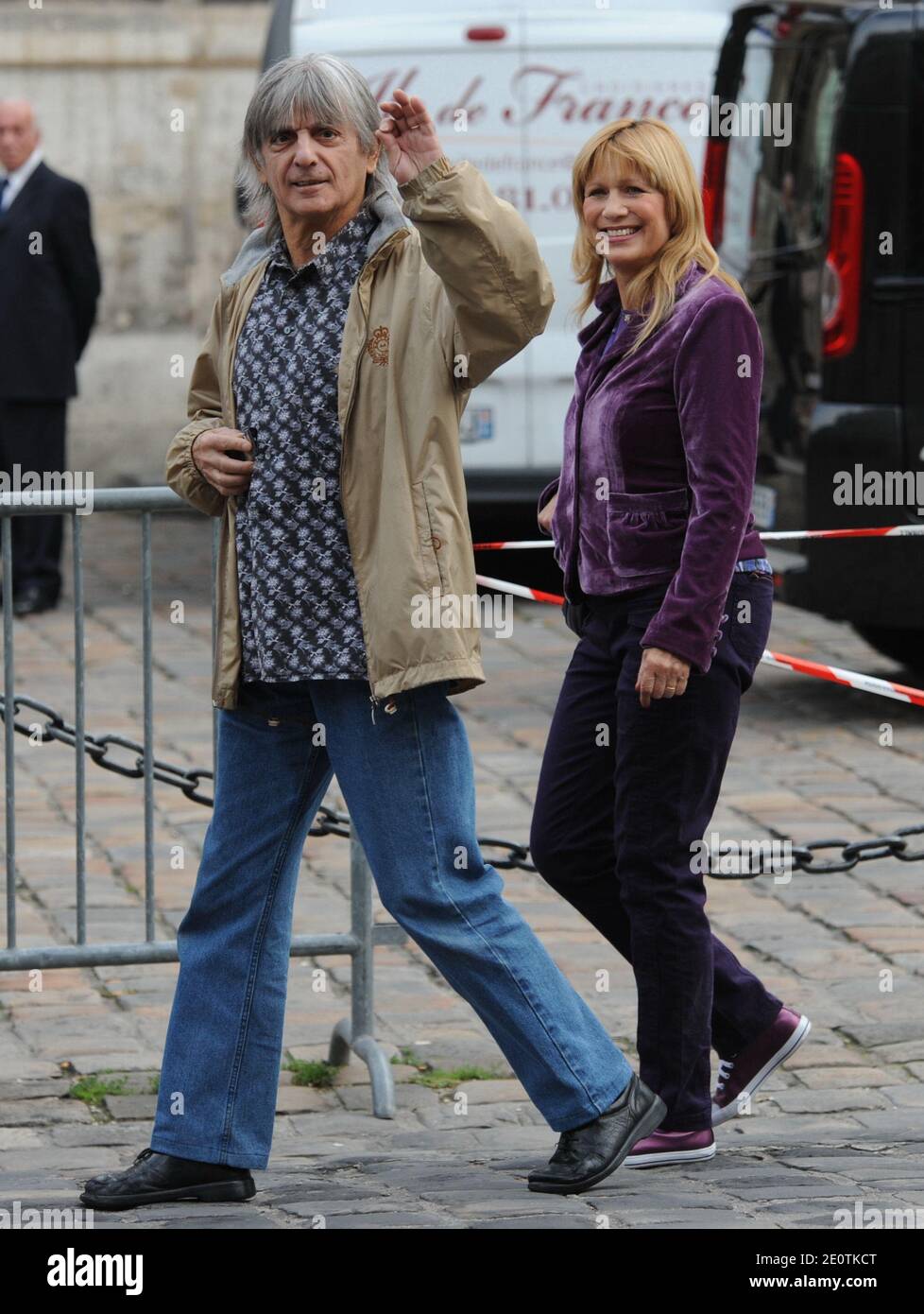 Pierre et mari Mario d'Alba assistant à une messe funéraire pour la ...