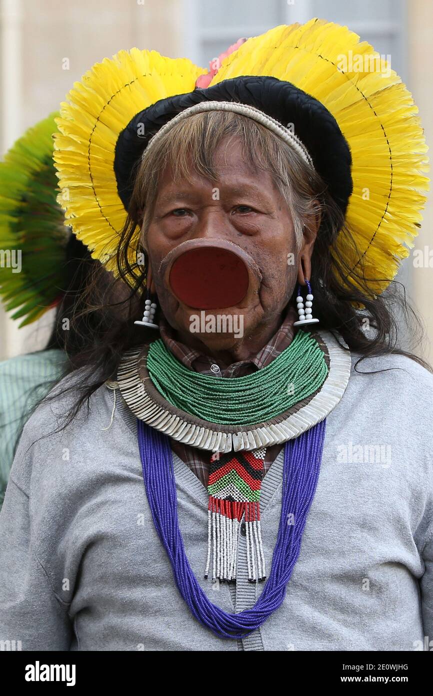 Amazonian chief raoni metuktire Banque de photographies et d’images à ...