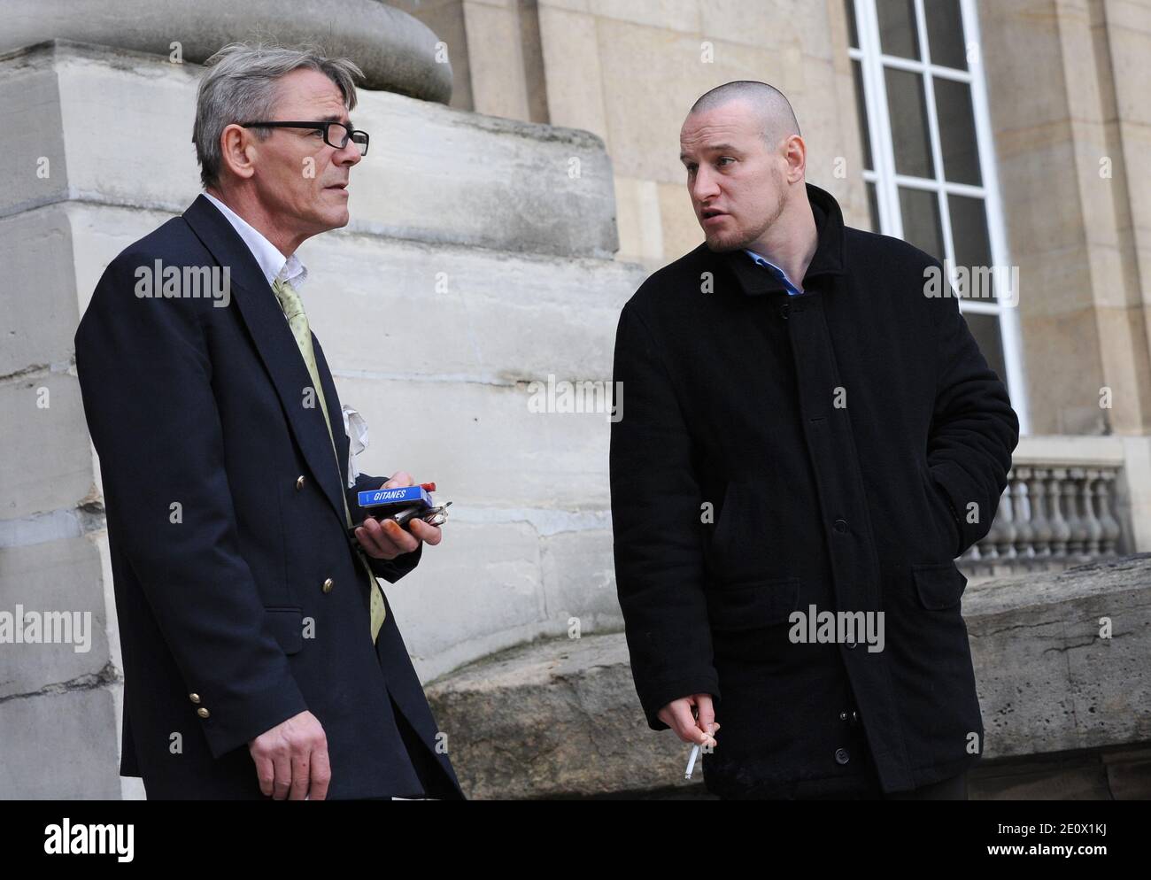 Marc Machin et son père fument devant le palais de justice de Paris ...