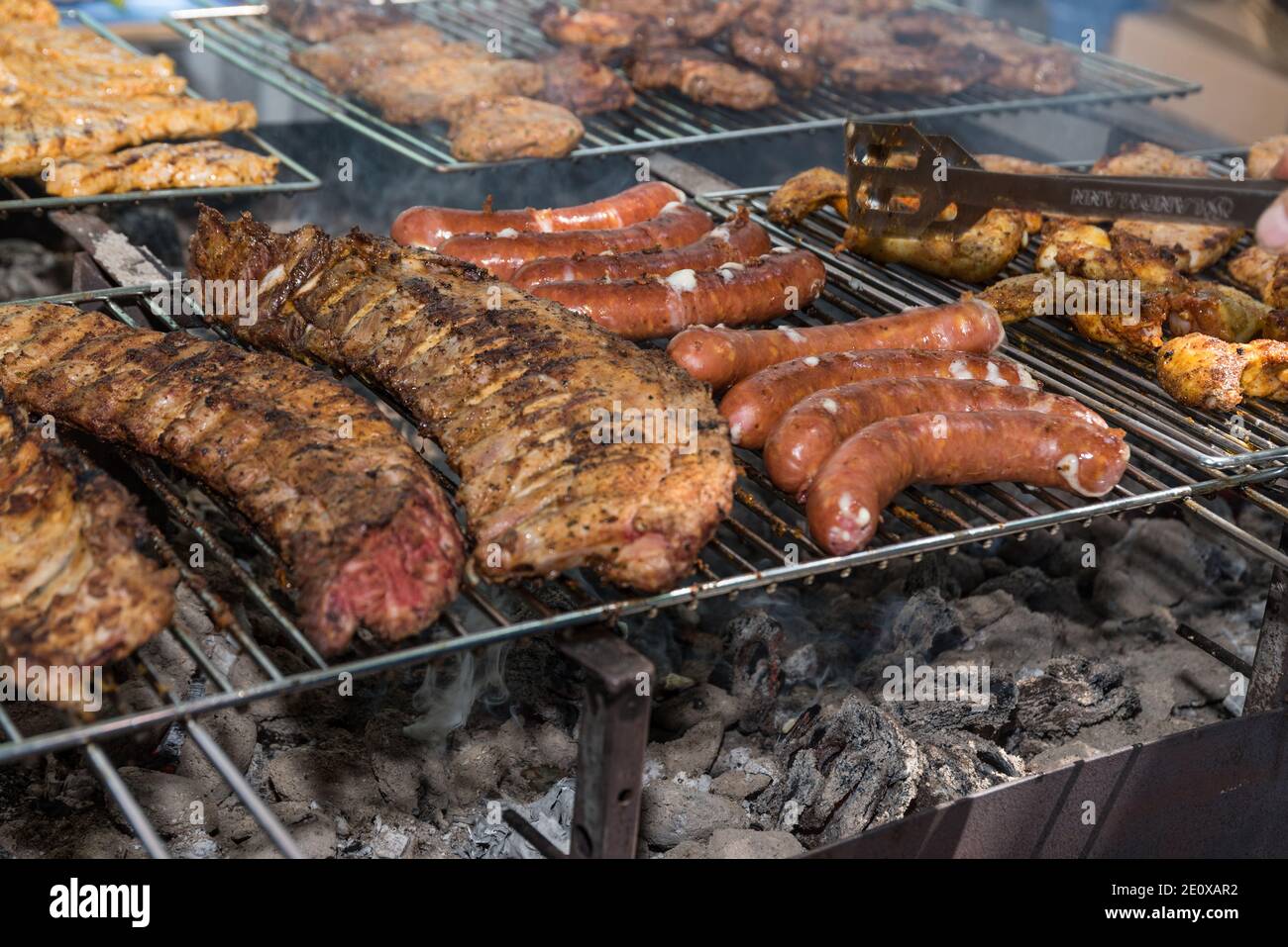 Barbecue avec de la viande grillée juteuse sur UN grill au charbon de ...