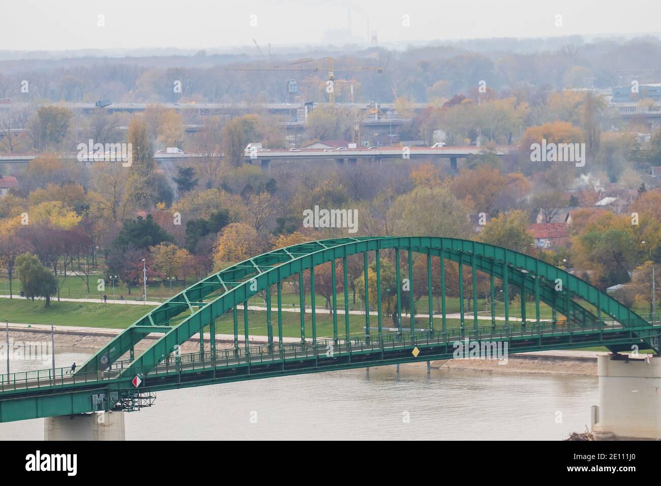 Pont métallique vert Banque de photographies et d’images à haute résolution - Alamy