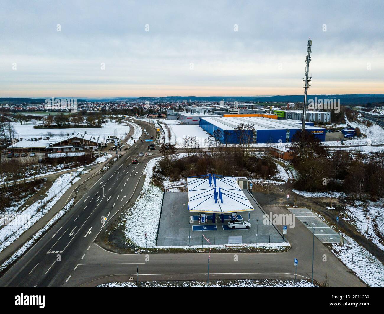 Photo aérienne de la station de charge de véhicule électrique récemment ...