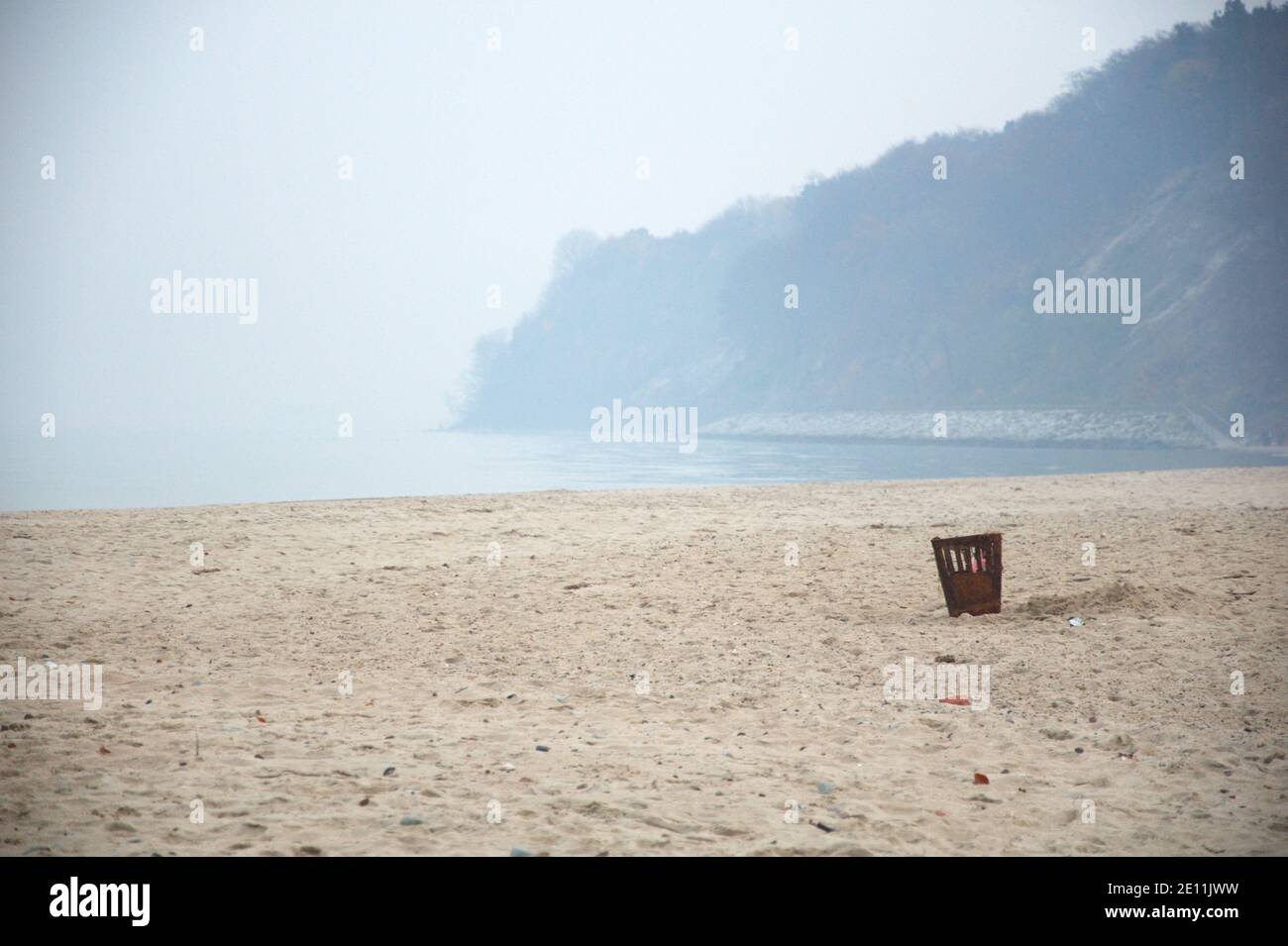 Poubelle de plage poubelle de plage Banque de photographies et d’images à haute résolution - Alamy