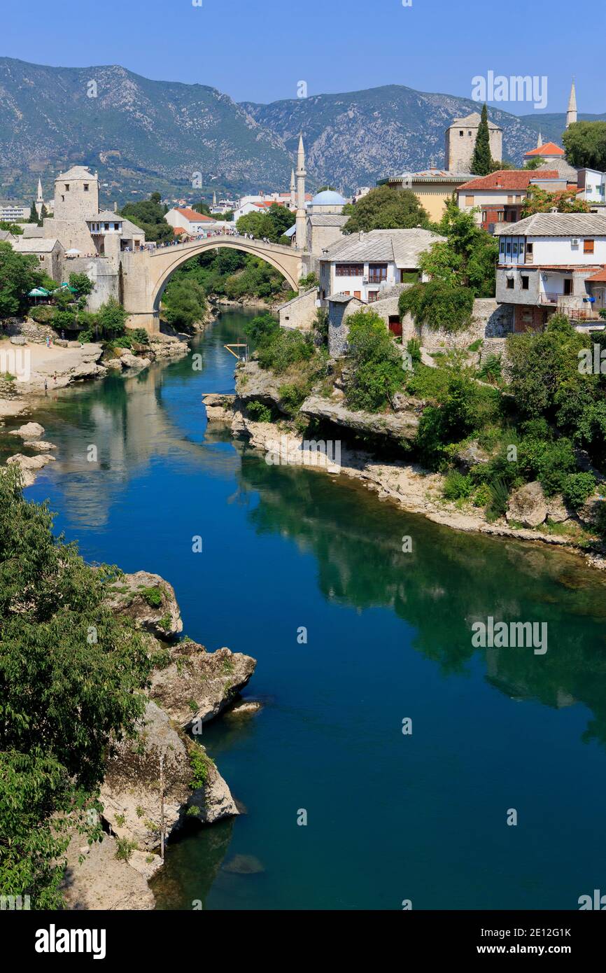 Un plongeur sautant de l'ancien pont (Stari Most) à travers la rivière ...