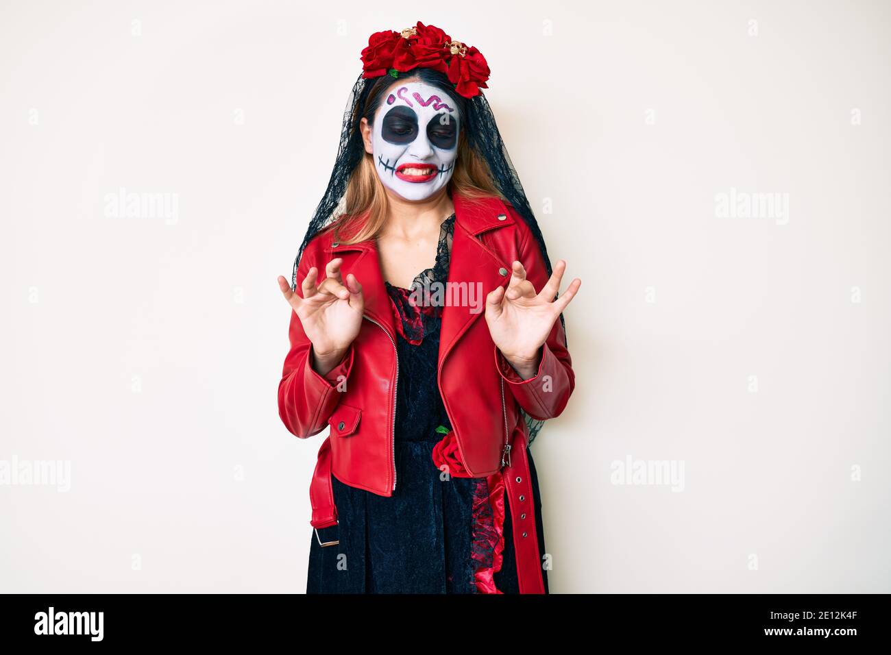Femme portant le jour du costume mort sur l'expression blanche dégoûtée ...