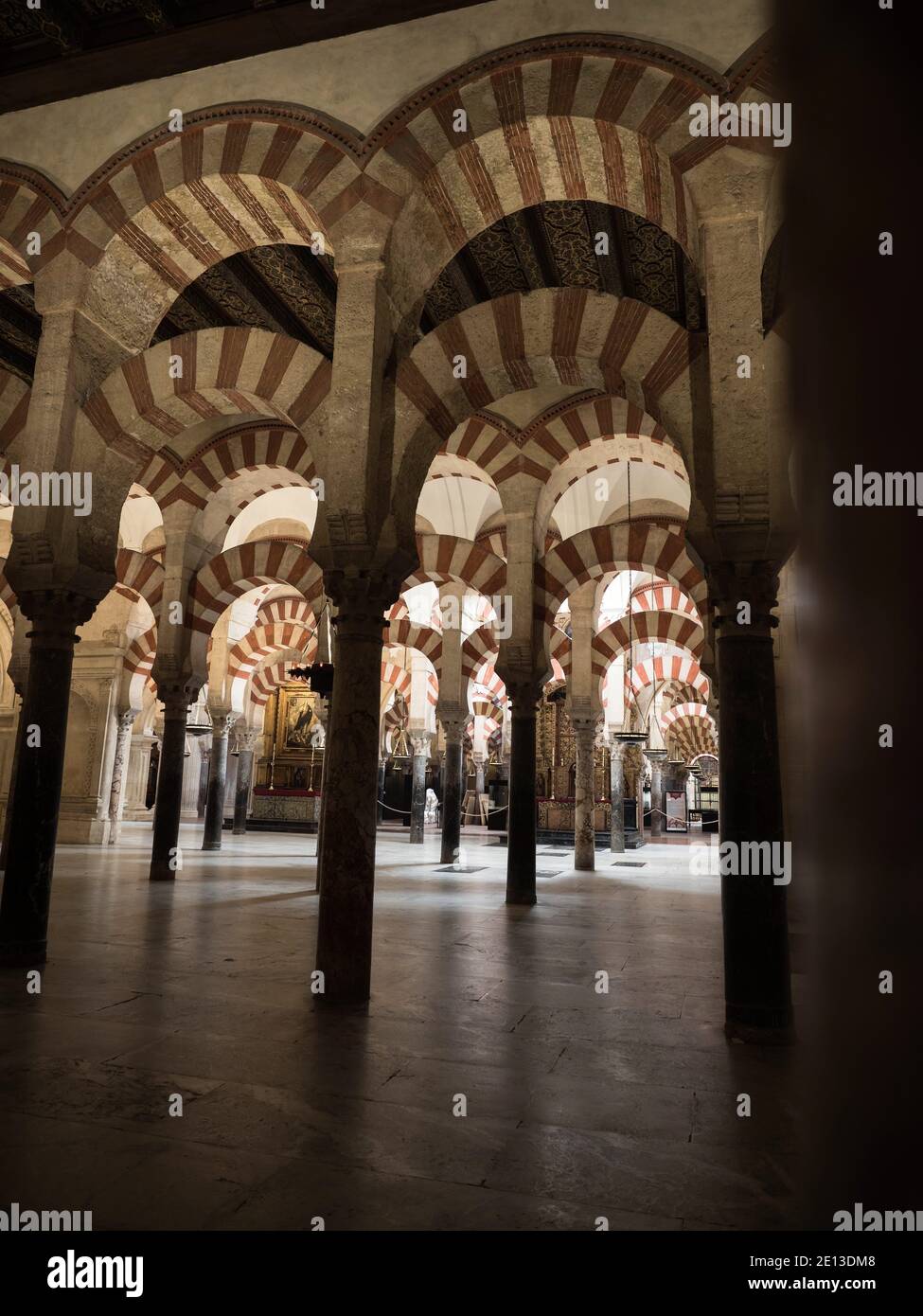 Arches intérieures rouges blanches à rayures architecture de la mosquée ...