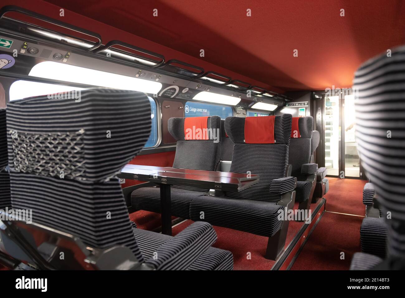 Sièges vides dans un wagon TGV de 1ère classe en France Photo Stock - Alamy