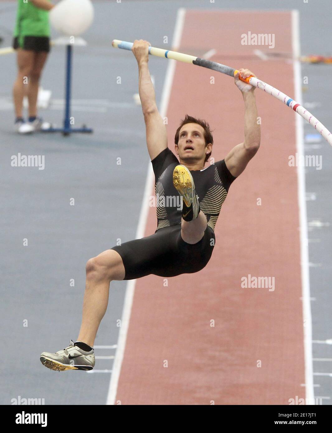 Renaud Lavillenie, de France, dans le coffre-fort de Mens Pole fait une ...